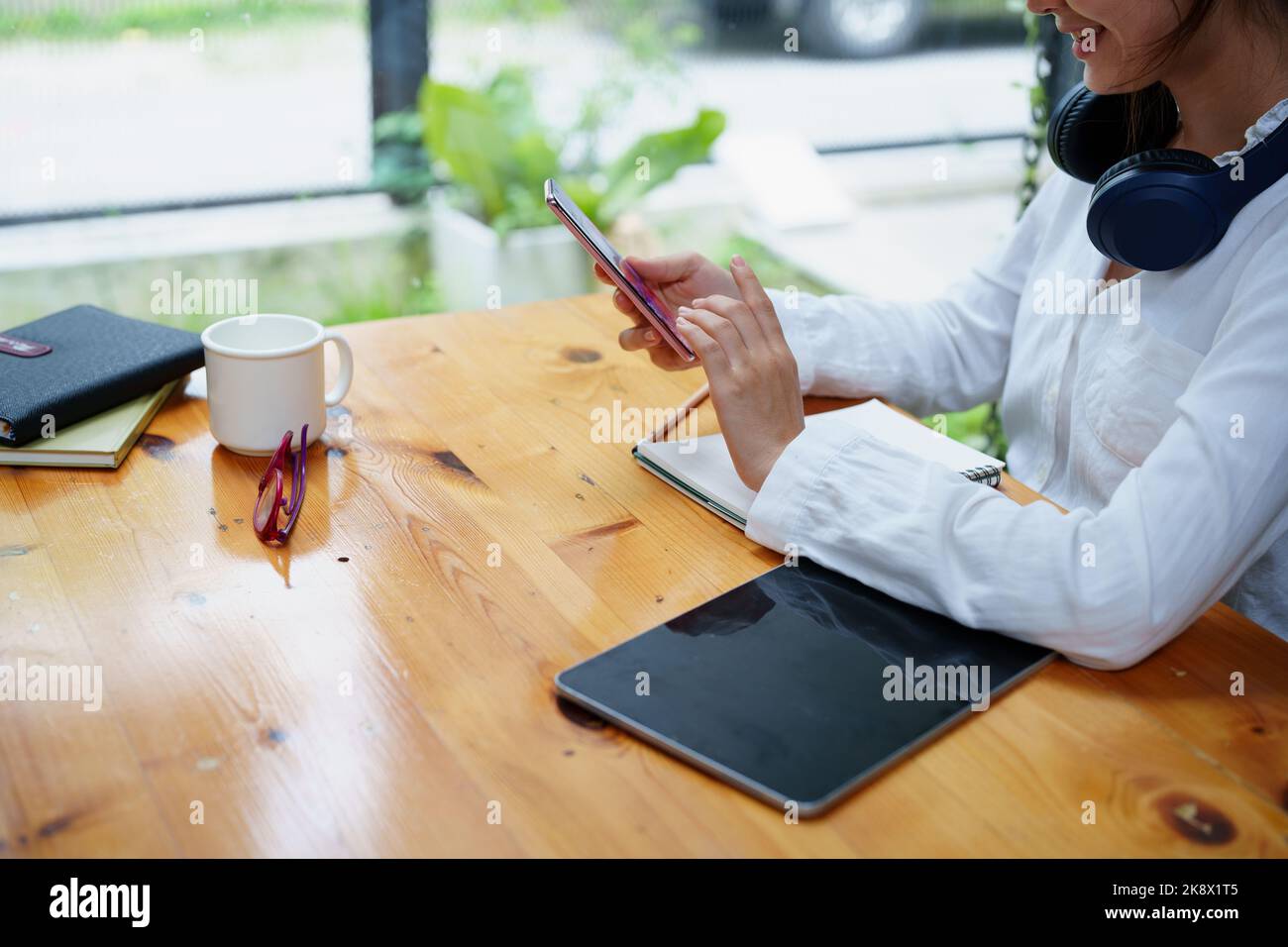 une adolescente utilise son téléphone pour passer des appels vidéo ou ...