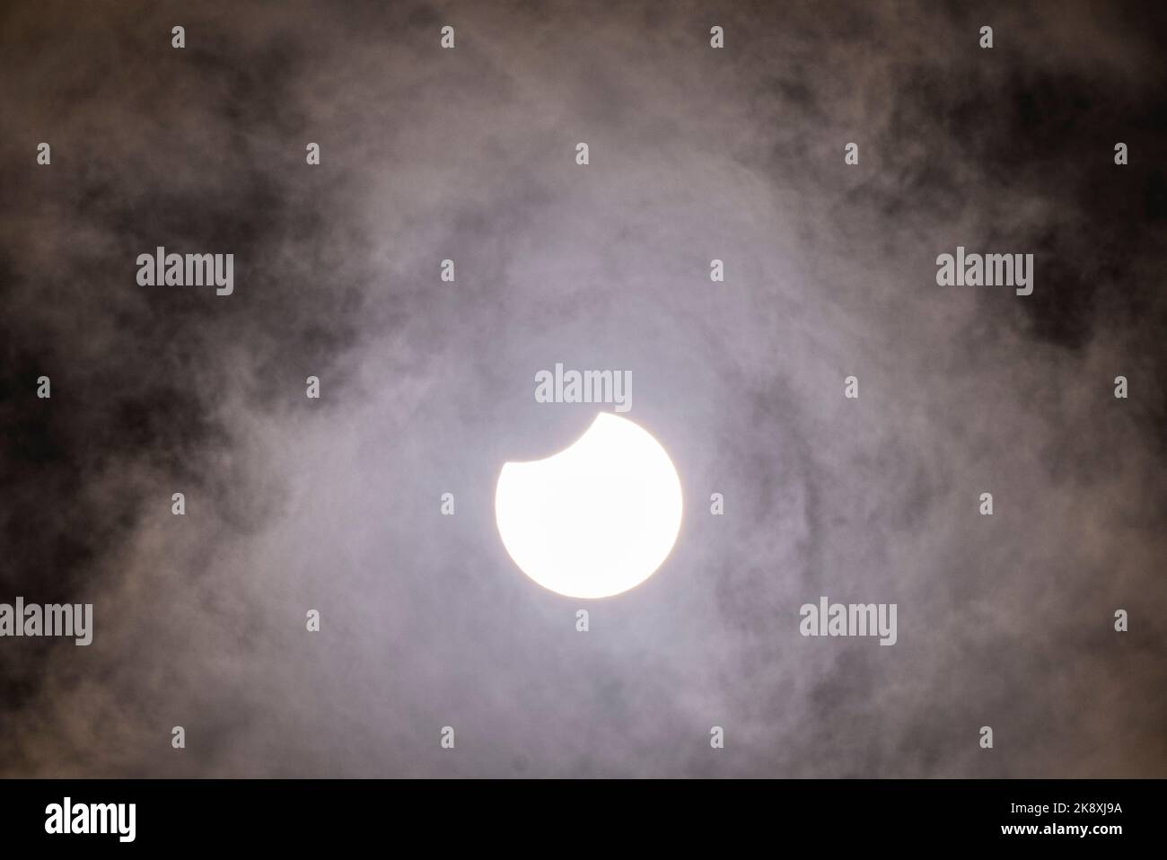 L'illustration montre une éclipse solaire partielle, vue d'Ixelles ...