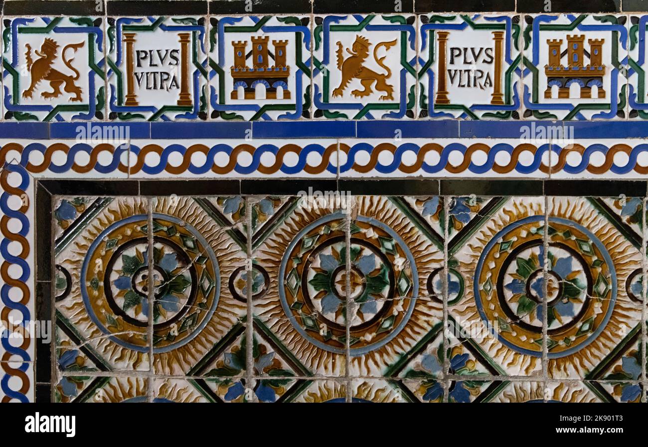 Un lion, un château et des motifs mudejar sur une tuile sur les murs de ...