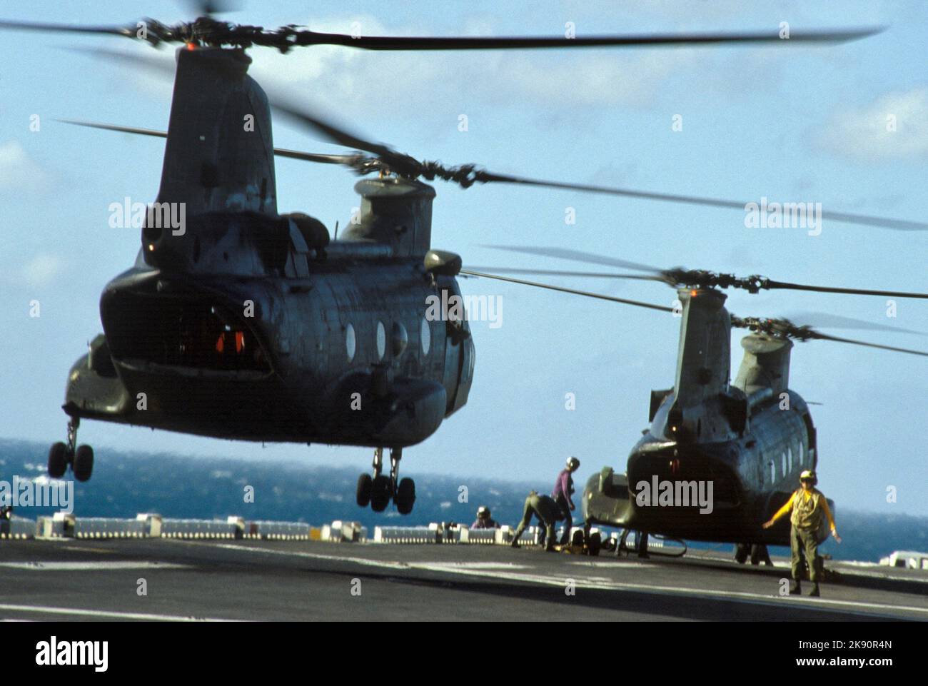 Une paire d'hélicoptères CH-46 Sea Knight débarque sur le pont de vol ...