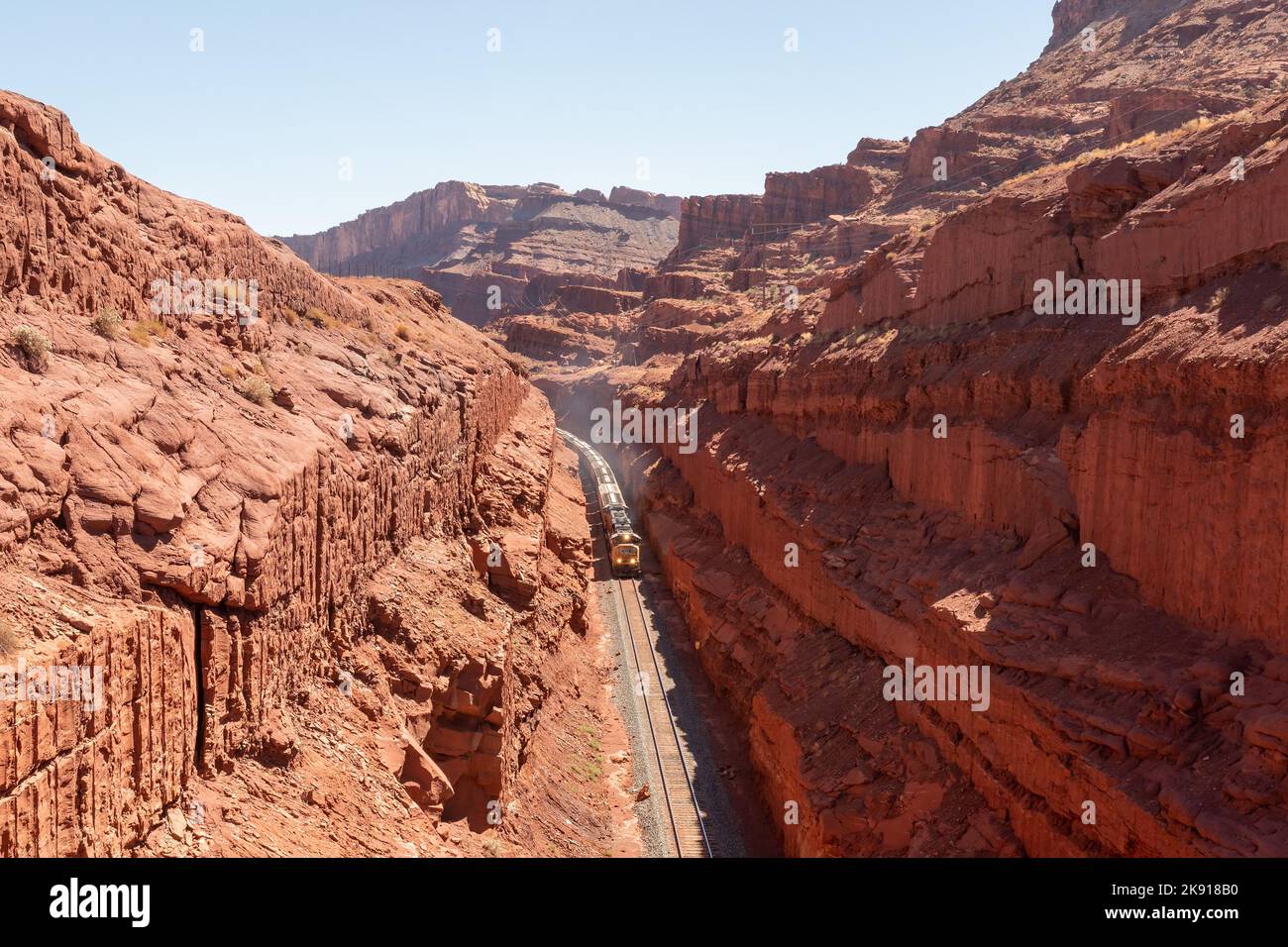Un train transportant une charge de potasse d'une mine près de Moab ...