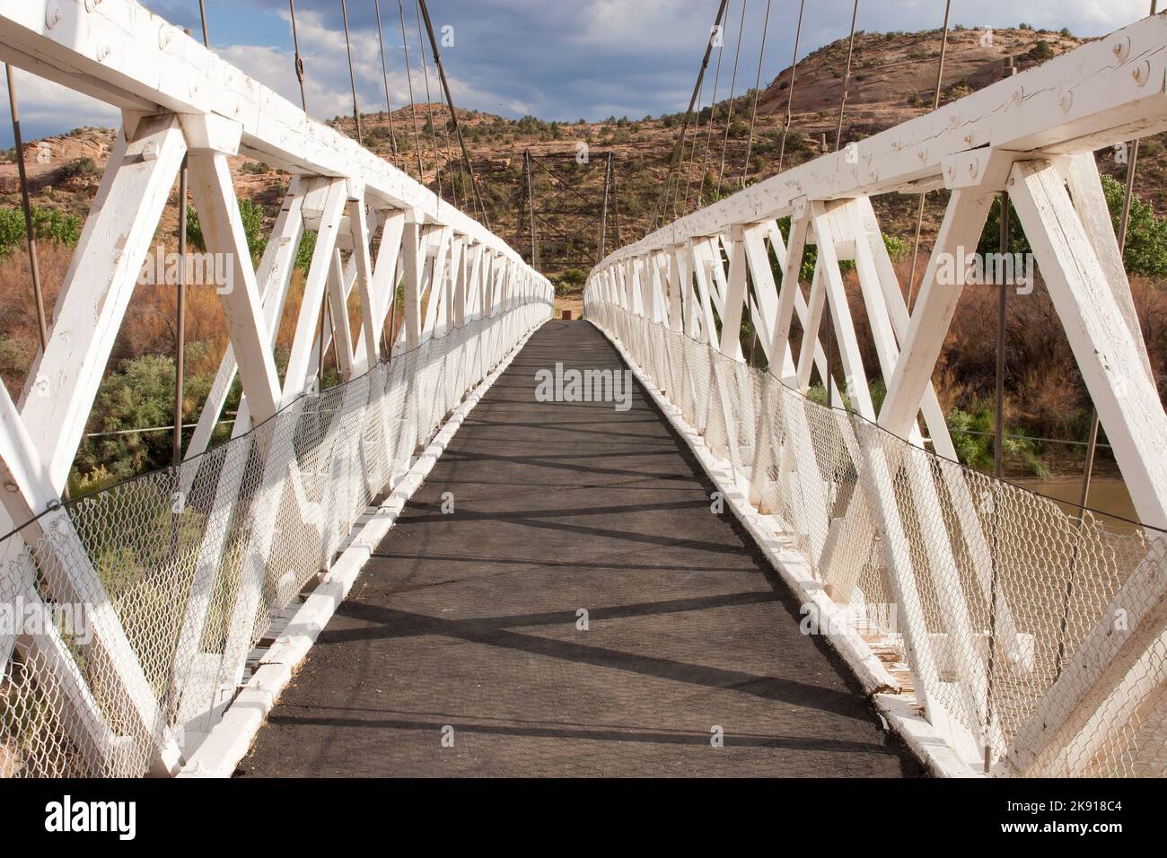Le pont Dewey était un pont suspendu en fil construit en 1916 à travers ...