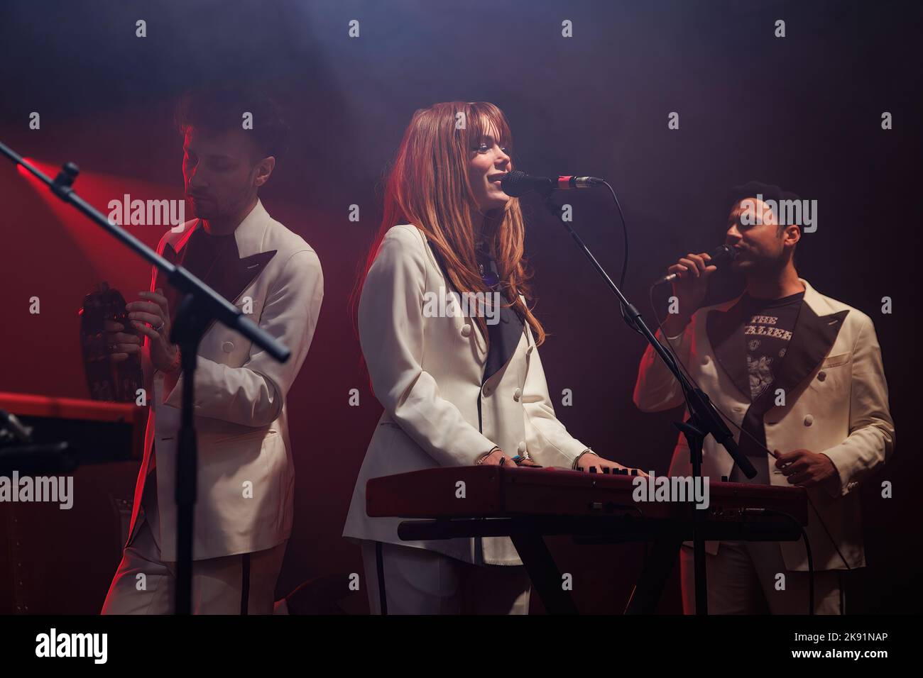 Clara luciani Banque de photographies et d’images à haute résolution ...