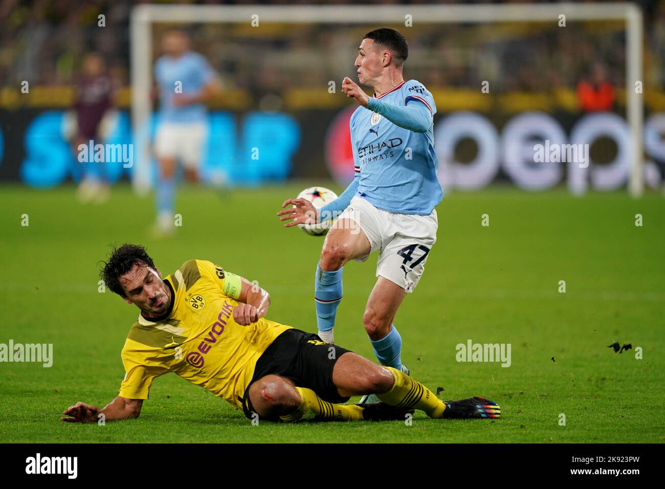 Phil Foden de Manchester City et Mats Hummels de Borussia Dortmund en action lors du match G de ...