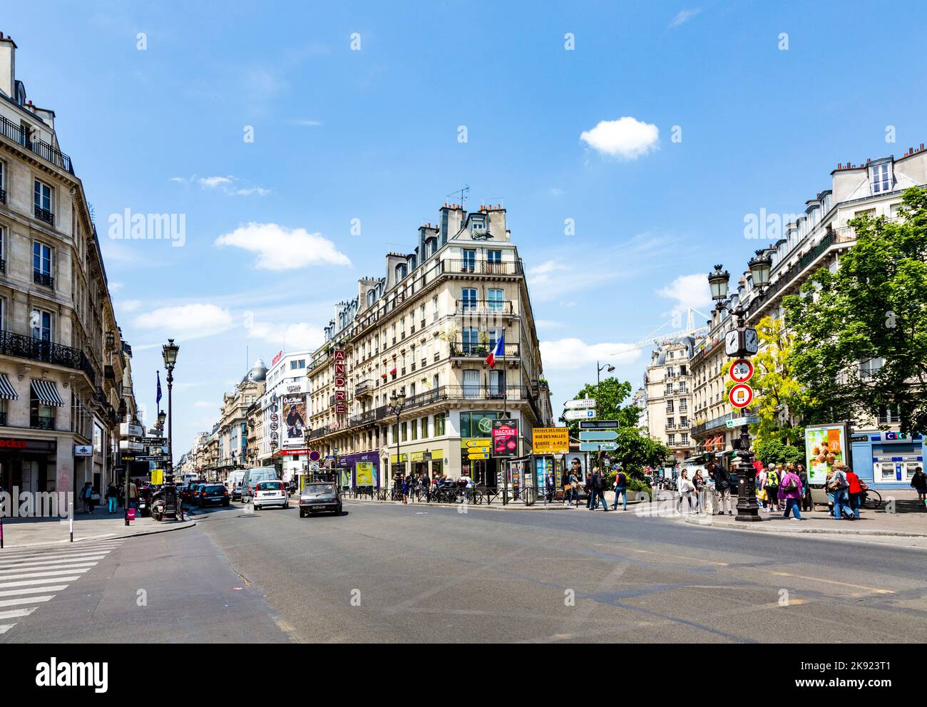 PARIS, FRANCE - 9 JUIN 2015 : les gens de la rue de Rivoli. C'est l'une ...