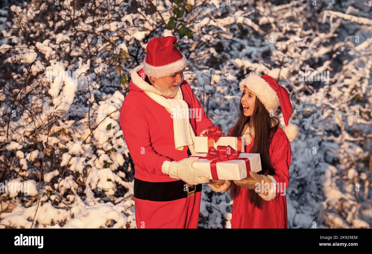 Pour le Père Noël. Bel hiver enneigé. Enfant et homme âgé prêt à ...
