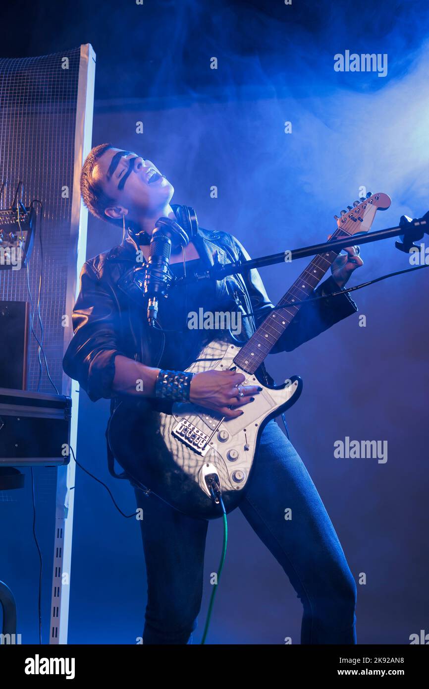 Female punk rocker Banque de photographies et d’images à haute ...
