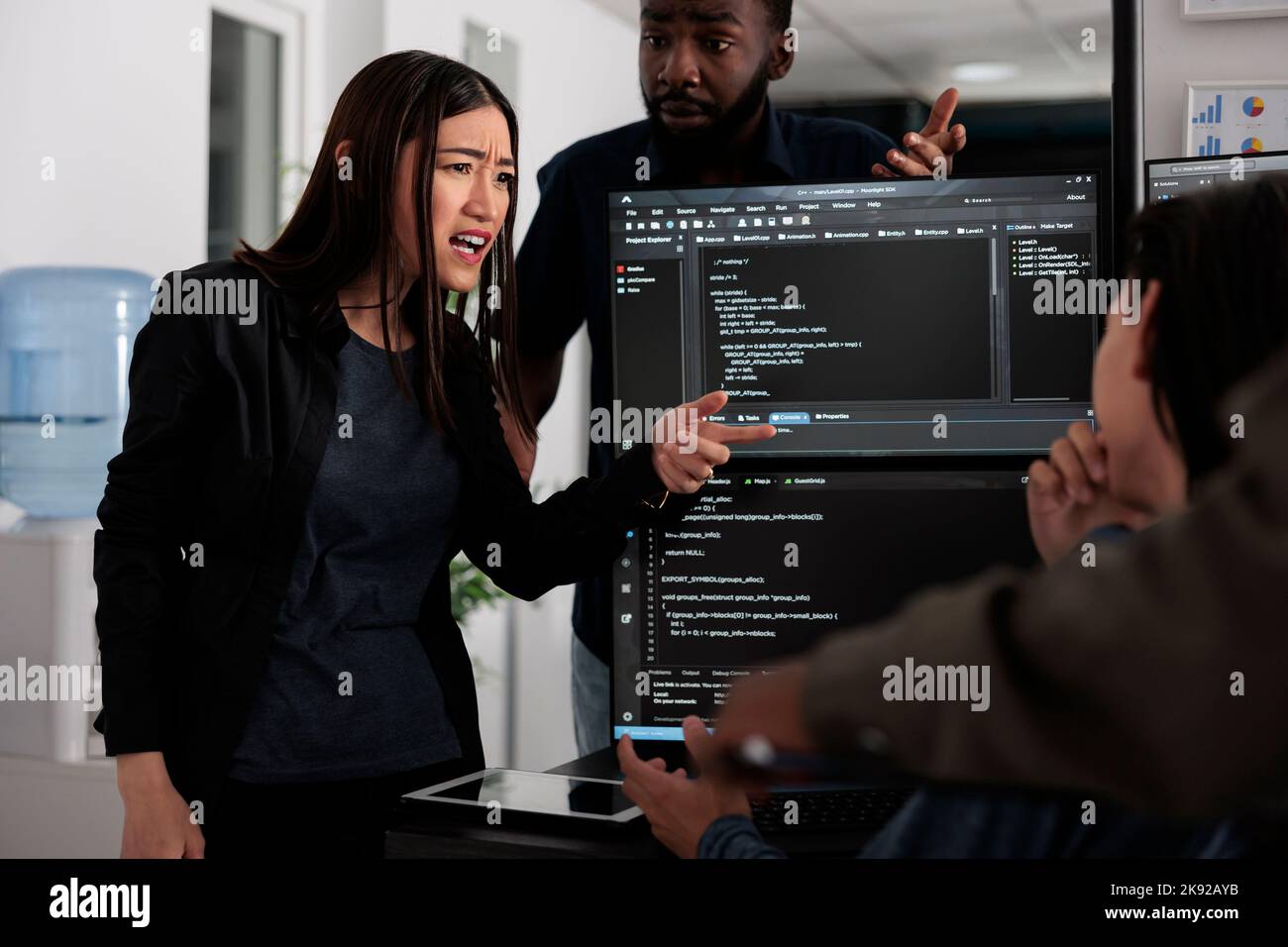 Divers développeurs de logiciels analysant le code html et la base de ...