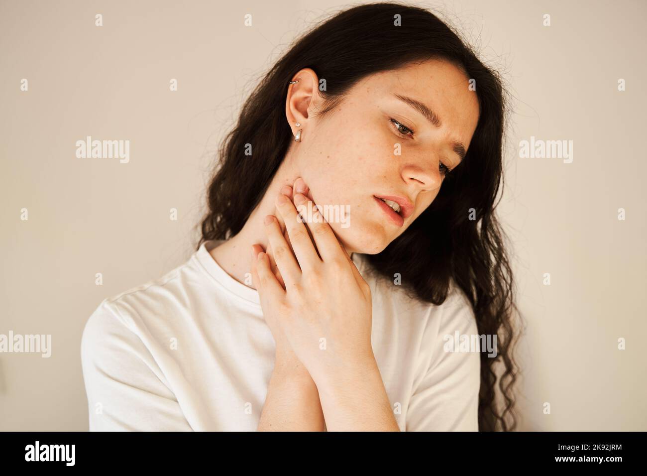 Malade belle fille touche la gorge avec la douleur. Pharyngite premiers ...