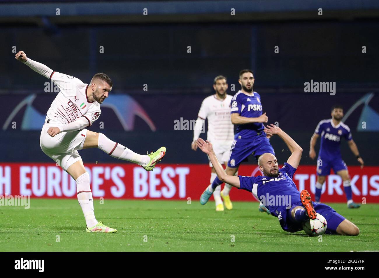 ZAGREB, 26 octobre 2022 (Xinhua) -- Ante Rebic (L) de l'AC Milan vies ...