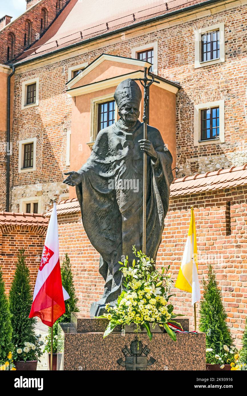 CRACOVIE, POLOGNE - JUL 27, 2013: Statue du Pape Jean-Paul II ... CRACOVIE, POLOGNE - JUL 27, 2013: Statue du Pape Jean-Paul II ...
