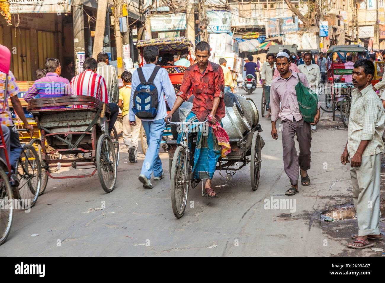 DELHI, INDE - 11 NOVEMBRE 2011 : pousse-pousse à vélo avec chargement ...