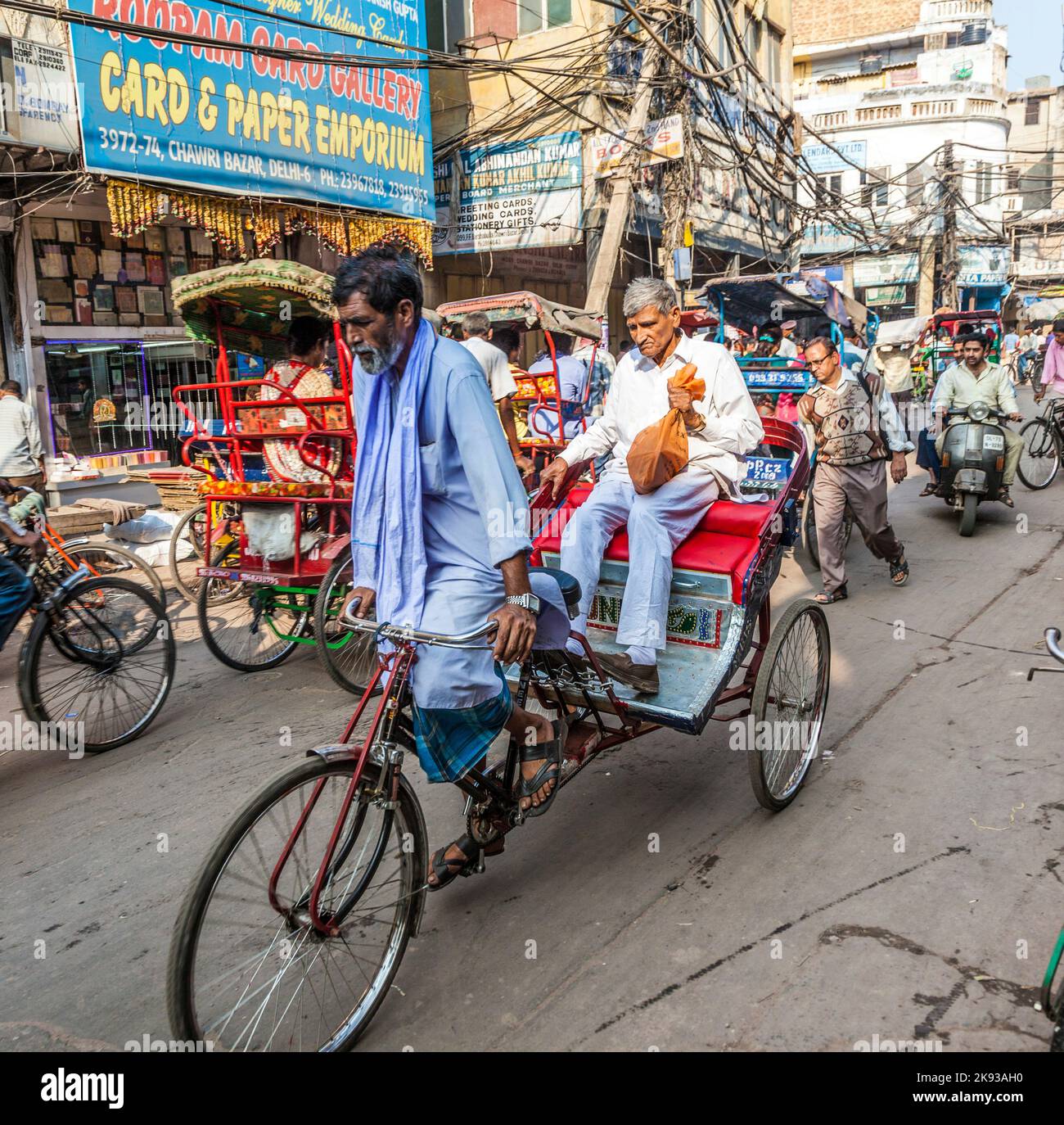 DELHI, INDE - 11 NOVEMBRE 2011 : pousse-pousse à vélo avec passager ...