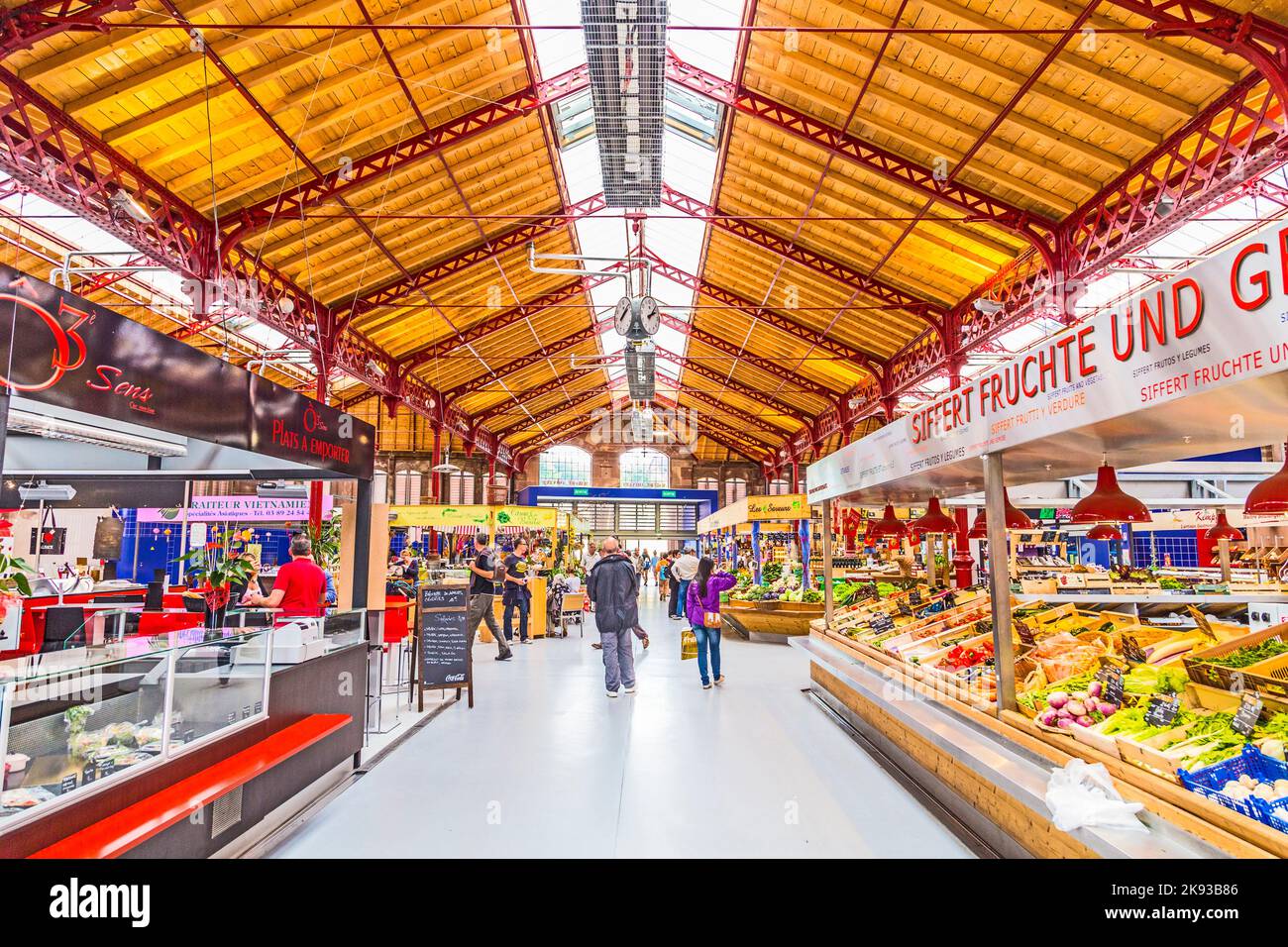 COLMAR, FRANCE - 3 JUILLET 2013 : le personnel fait ses courses dans l ...