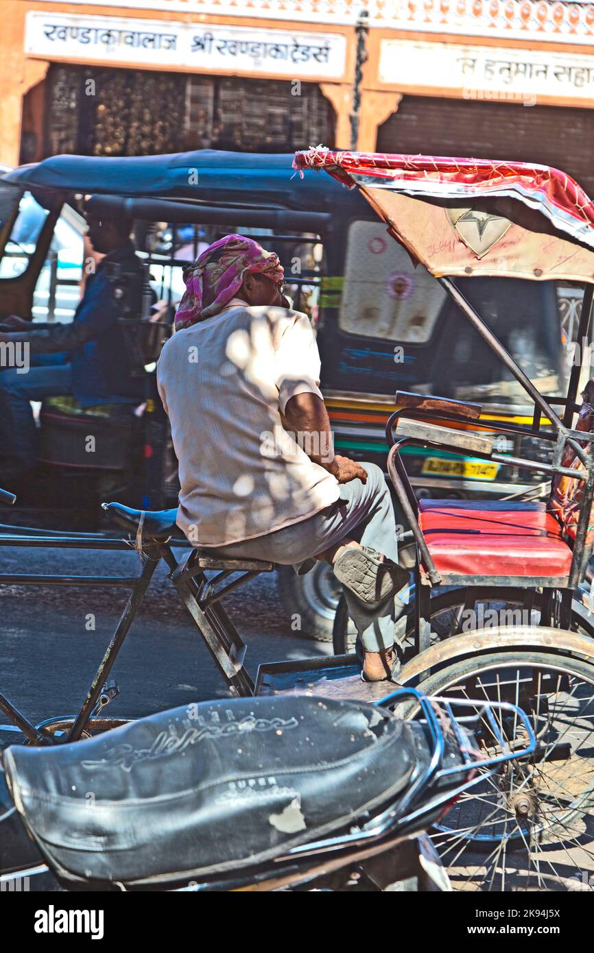 JAIPUR, INDE - NOVEMBRE 12: L'homme est dans son cycle pousse-pousse ...