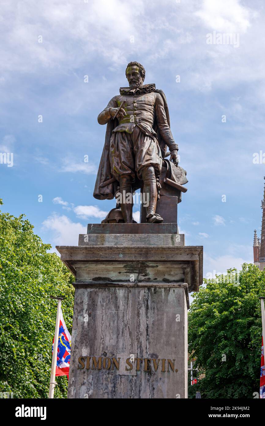La statue de Simon Stevin, mathématicien, scientifique et théoricien de ...
