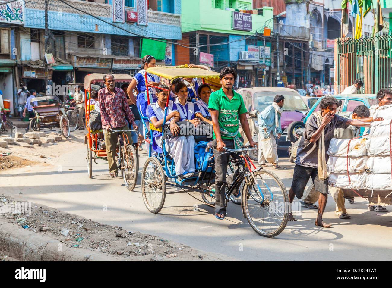DELHI, INDE - octobre 10 : un rider en pousse-pousse transporte des ...