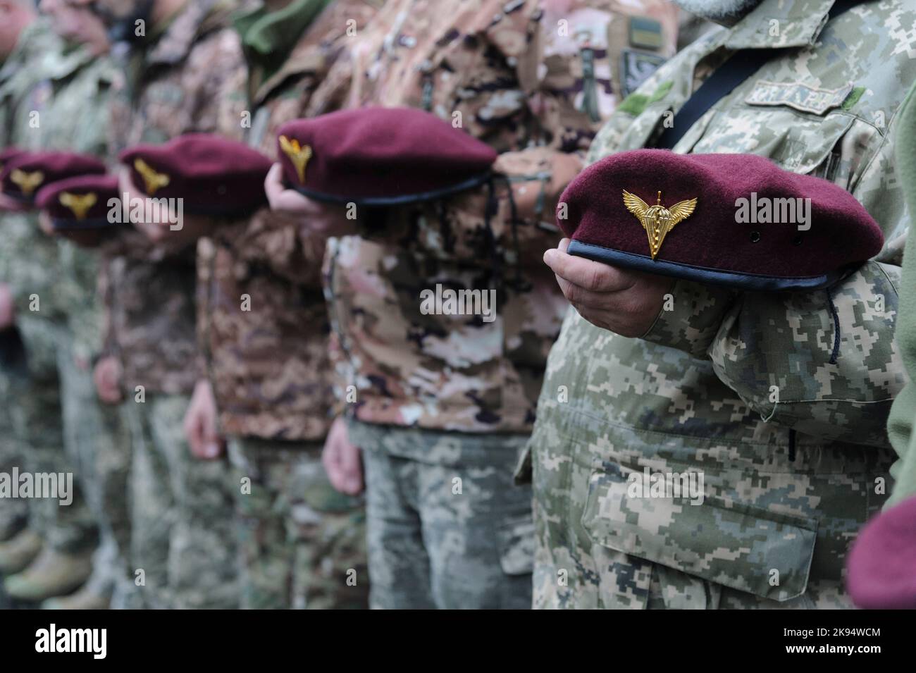 Les parachutistes tiennent leurs casquettes par respect pour leur ...