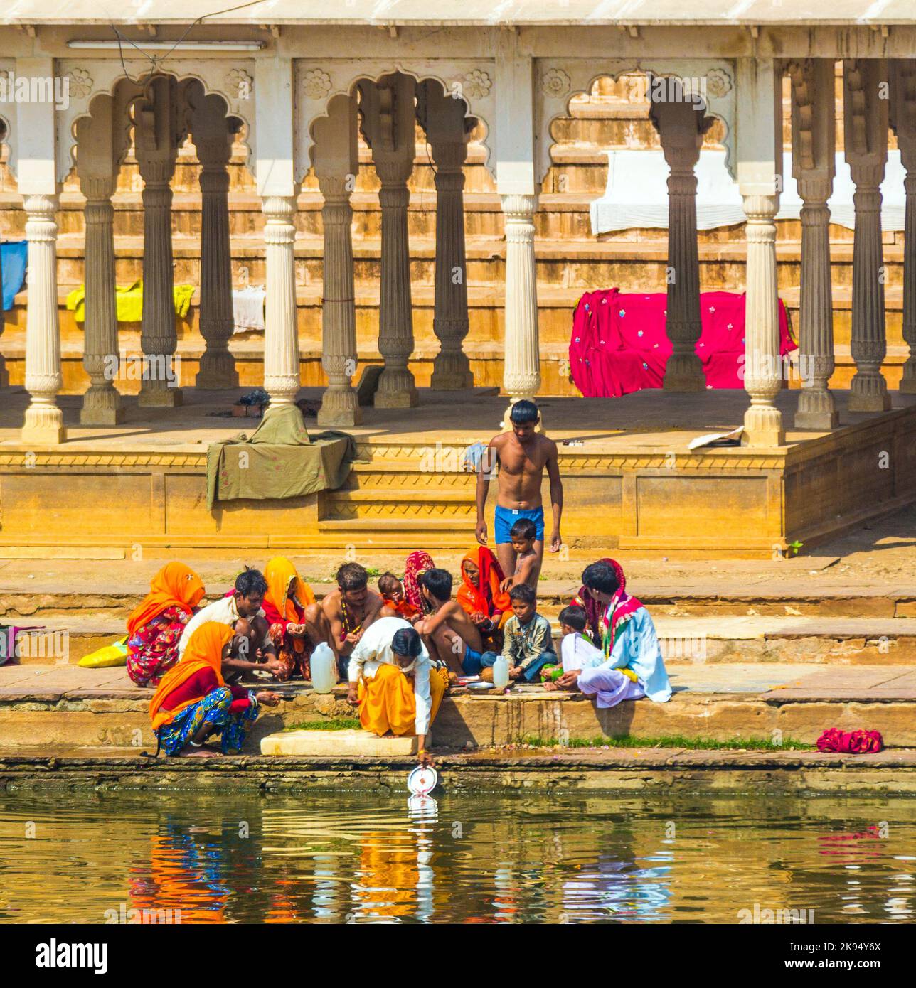 PUSHKAR, INDE - OCT 20: Les gens au lavage rituell dans le lac Saint le ...