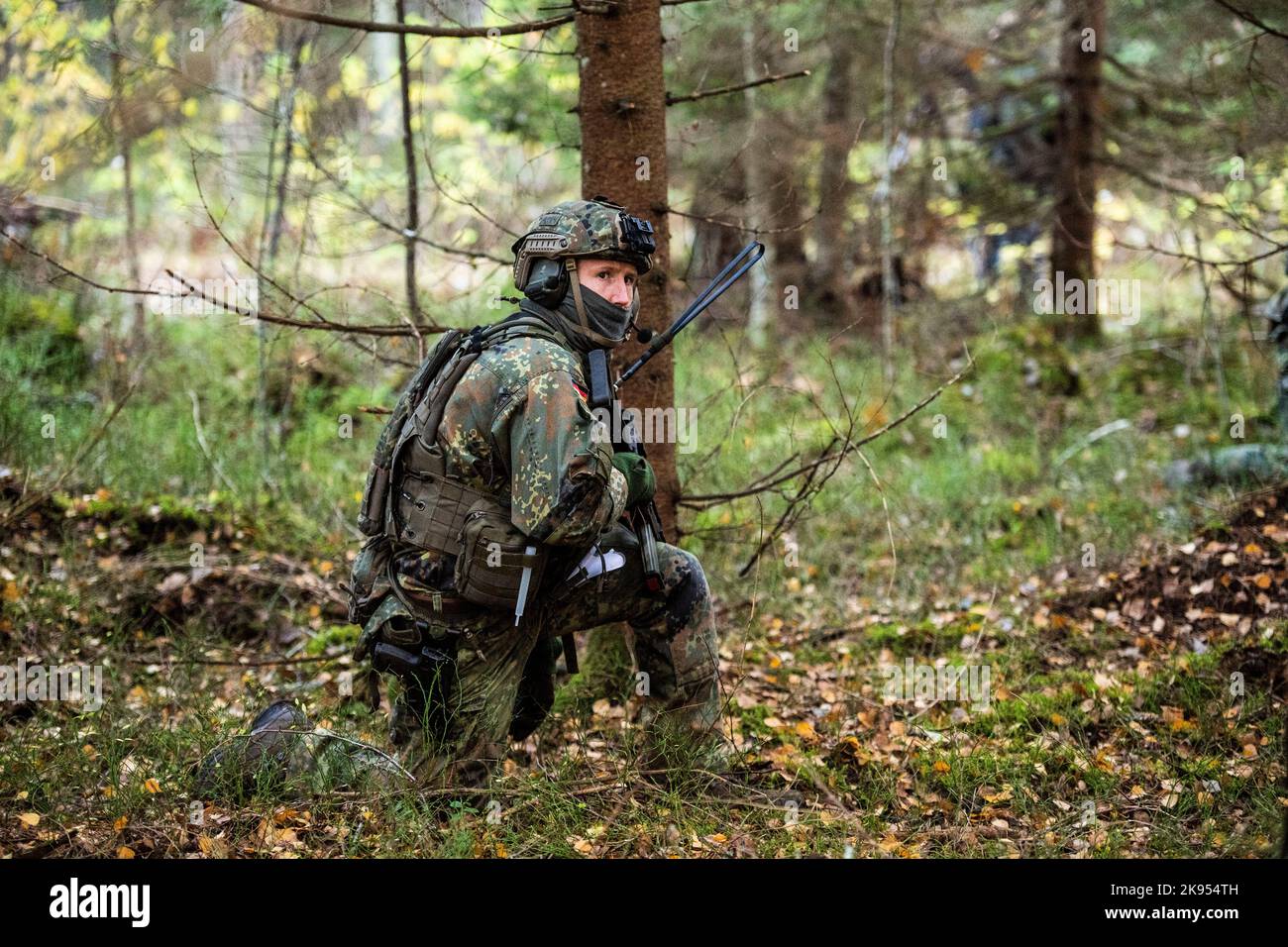 24 octobre 2022, Estonie, Ämari: Un soldat de la Bundeswehr croche dans ...