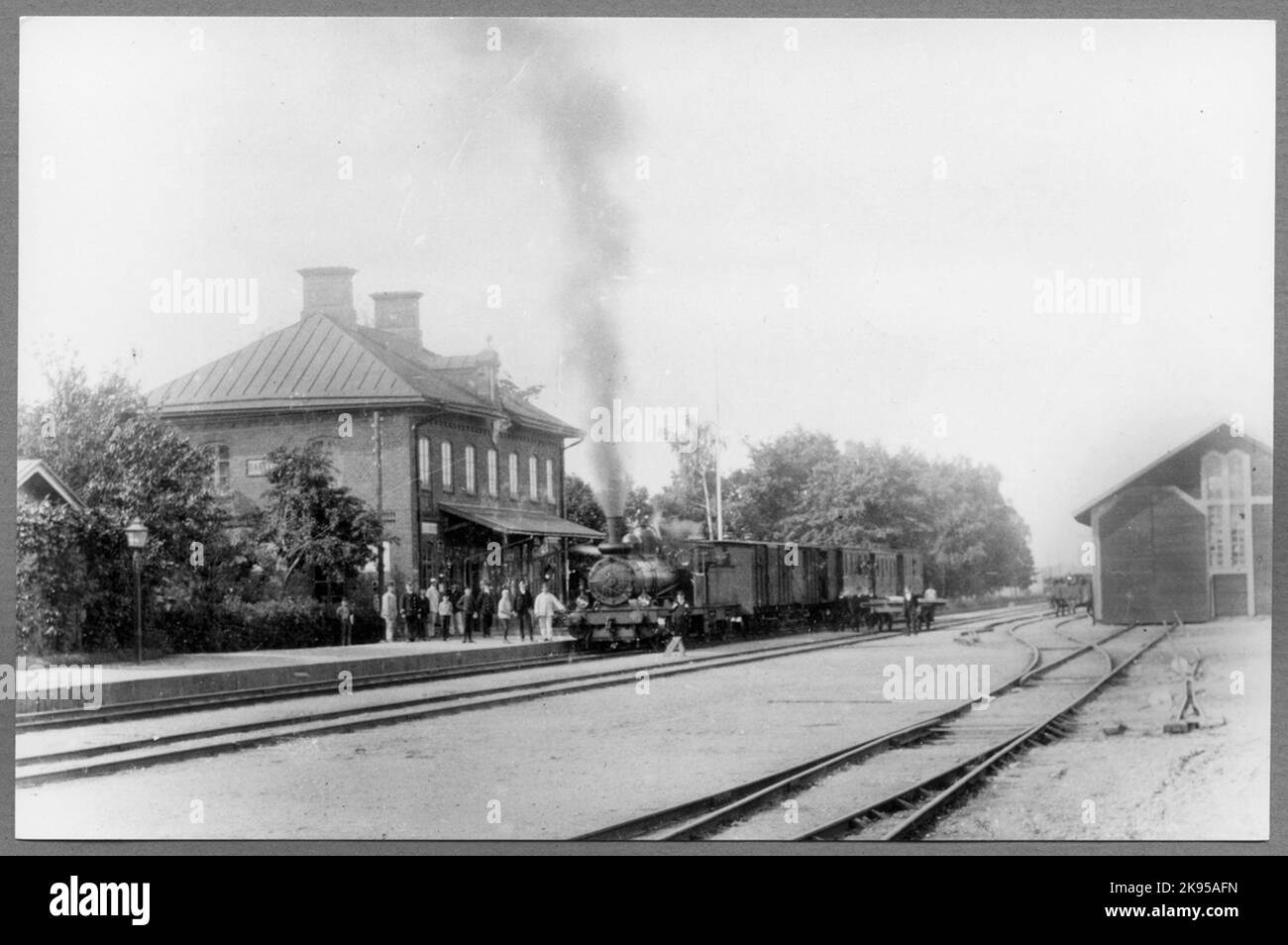 La station a ouvert ses portes en 1873 avec une maison de deux étages ...