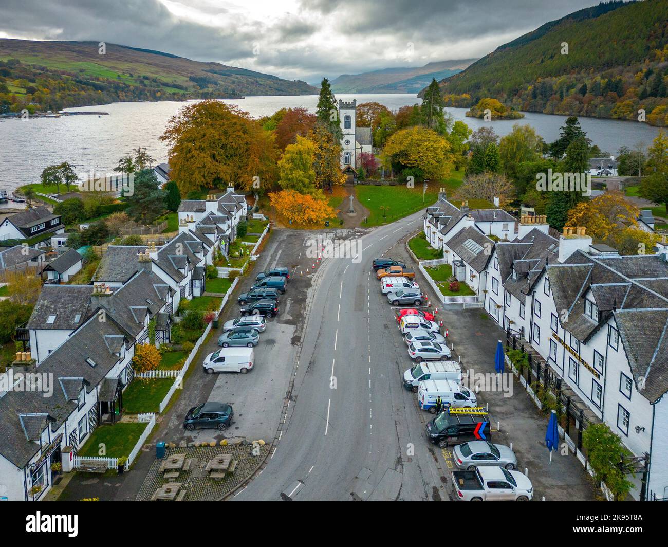 Vue aérienne des couleurs de l'automne à Kenmore sur le Loch Tay, Perth ...