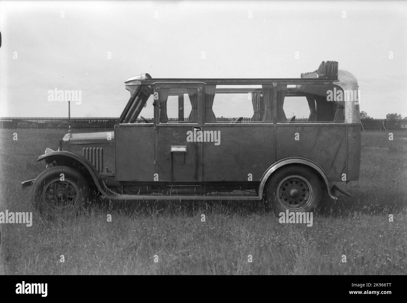 Le bus touristique Scania de la poste. Ouvrir le toit. Le corps fait ...