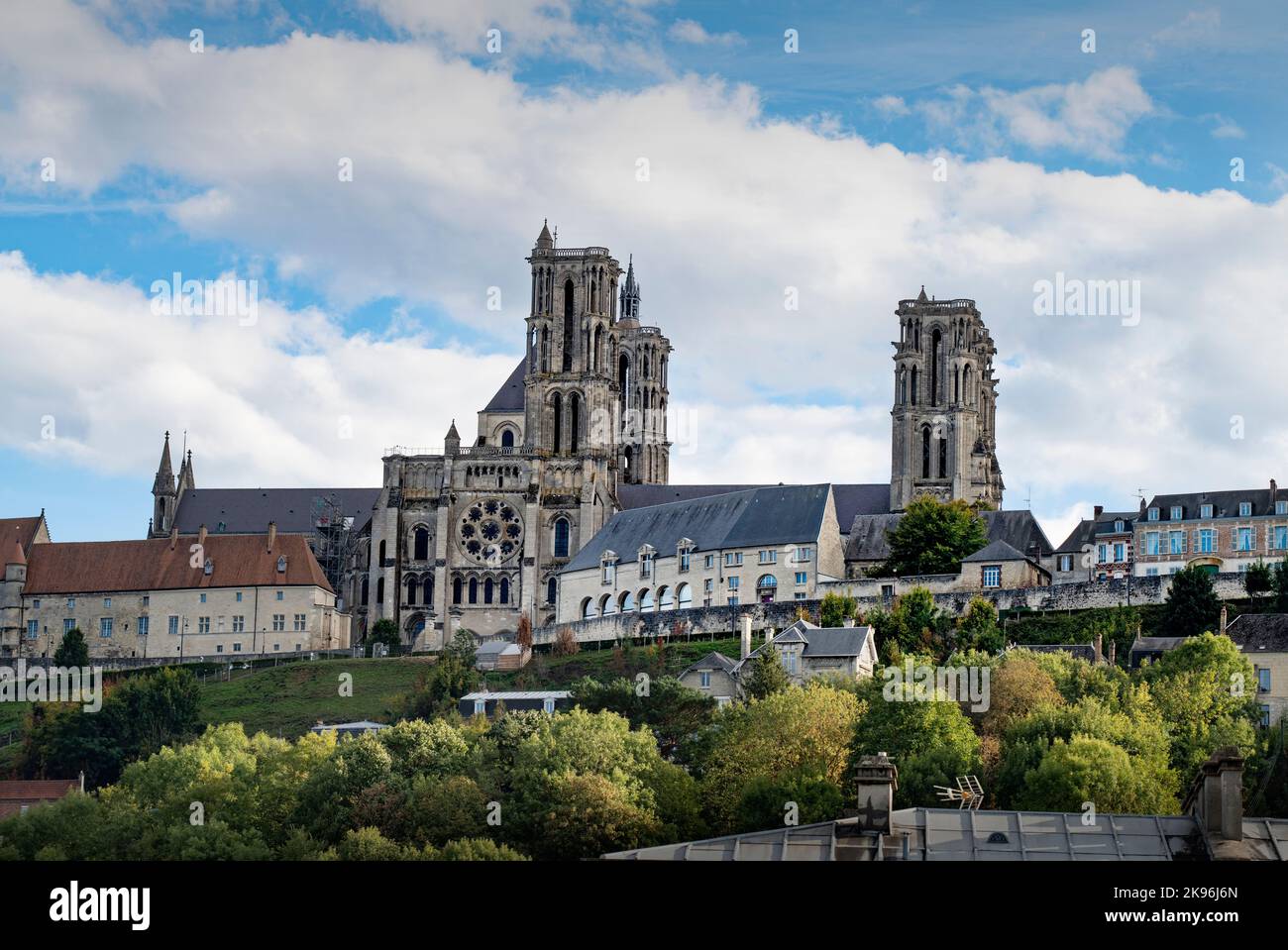 La Cathédrale de Laon (Cathédrale notre-Dame de Laon) est une église ...