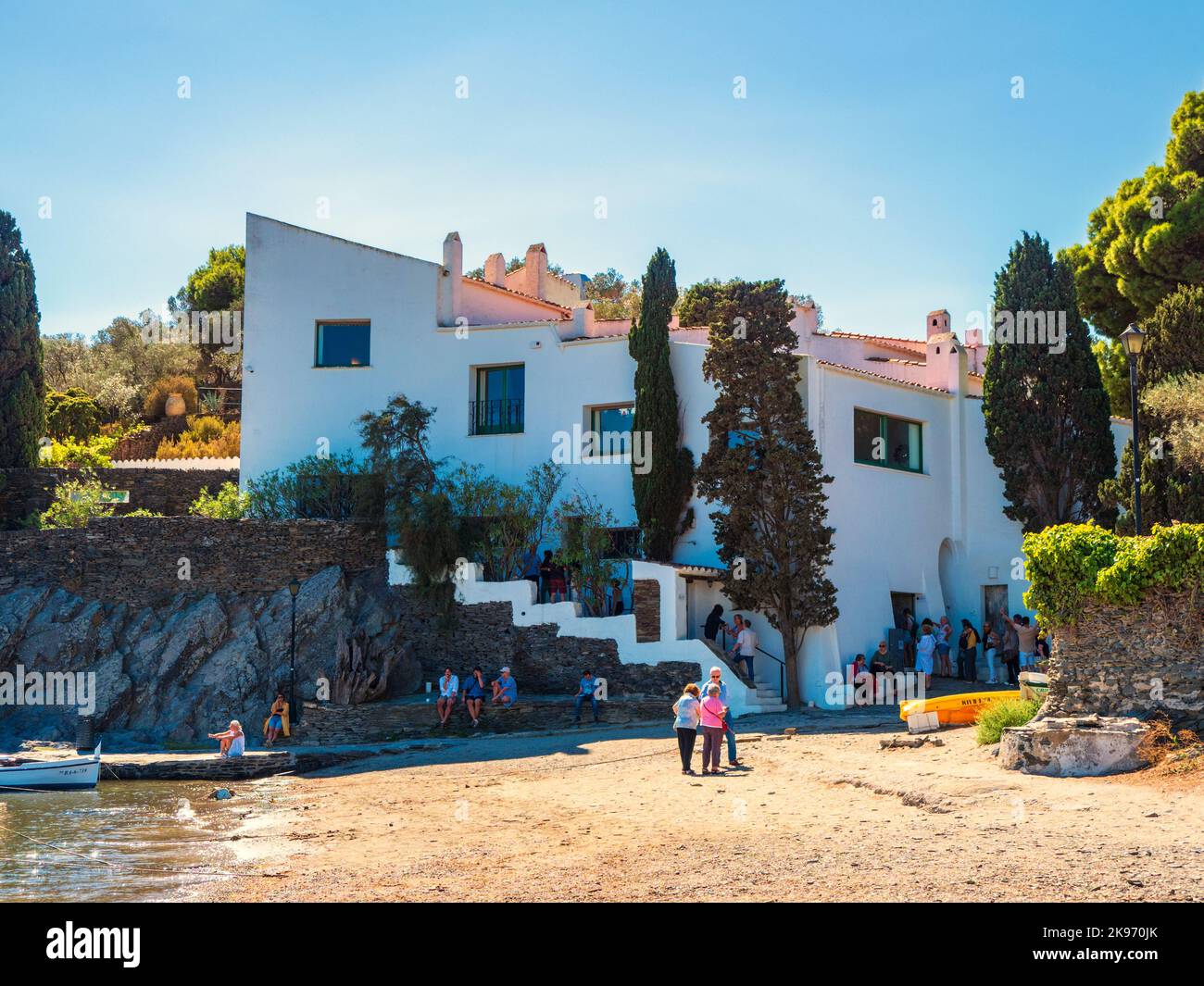 Vue extérieure de la maison que Salvador Dalí a construite sur la plage ...