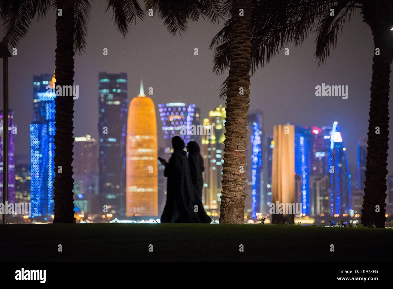 Doha, Qatar- 23 octobre, 2022 :Qatari sur une promenade nocturne dans ...