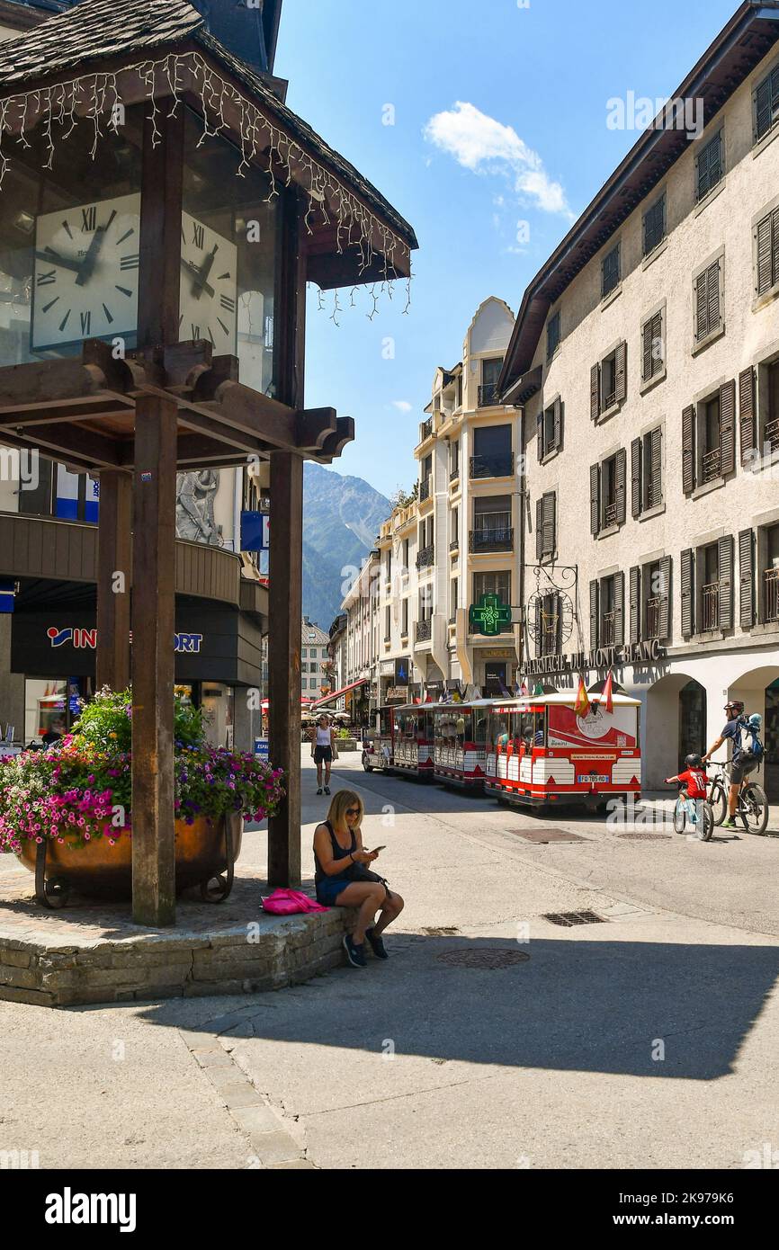 Le petit train rouge qui traverse la ville alpine chargé de touristes ...