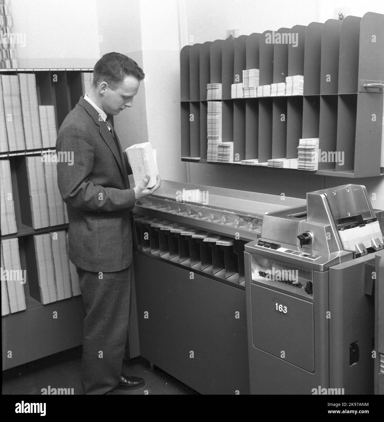 Homme à la machine de tri pour les cartes de trous, de modèles IBM 83 ...