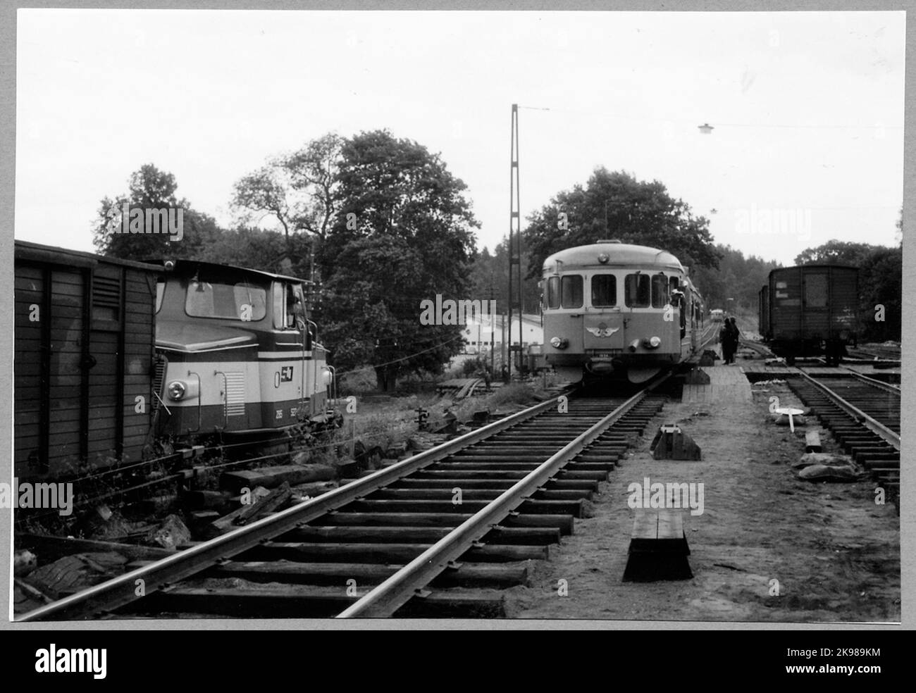 Réunion avec des trains de marchandises et des trains de voyageurs ...