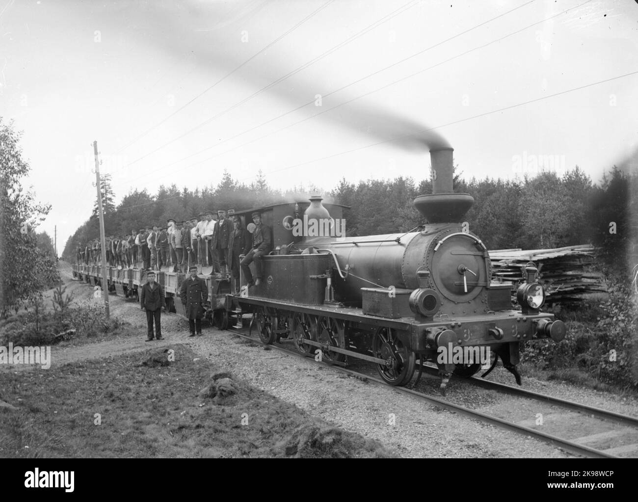 UWHJ LOK 8. Travailleur de la voie avec train de gravier. La locomotive ...