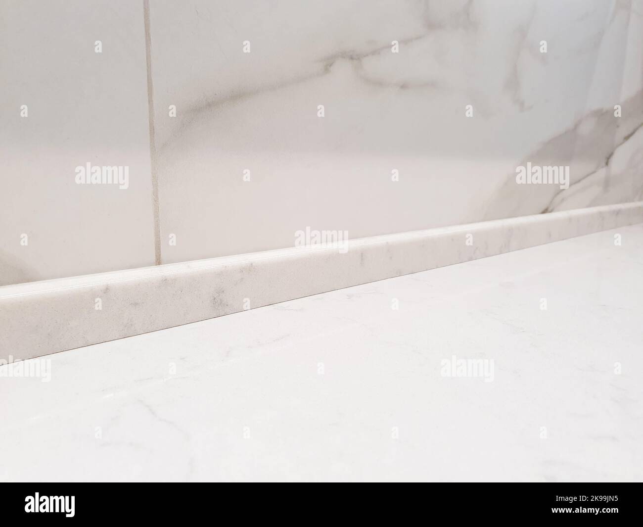 Plinthe en marbre de comptoir, bordure murale. Comptoir en marbre blanc ...