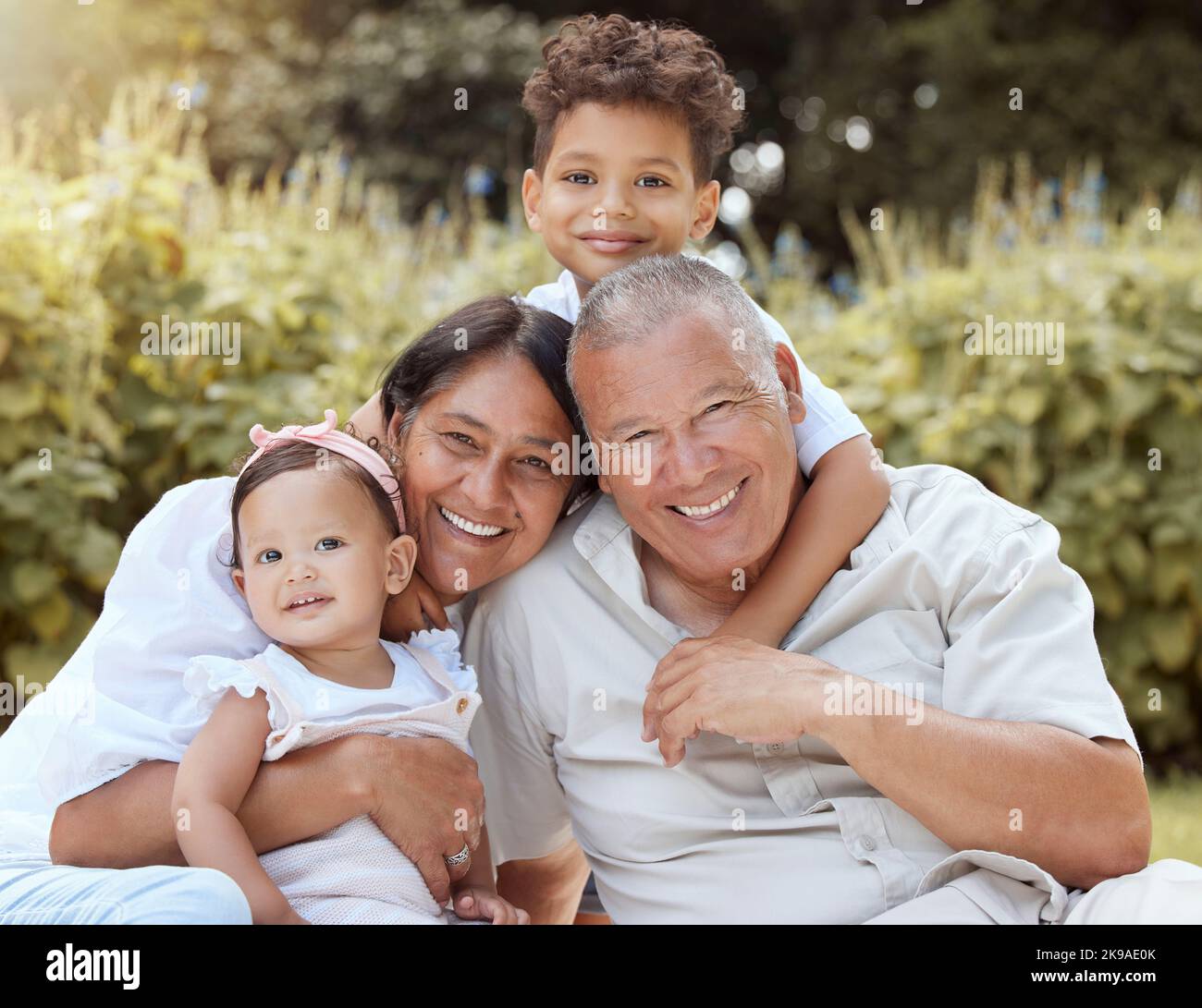Famille, enfants et grands-parents heureux se liant à l'extérieur avec un bébé et sourire dans ...