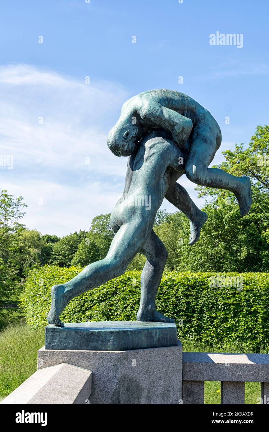 Deux sculptures en bronze, hommes, créées par Gustav Vigeland, le pont ...