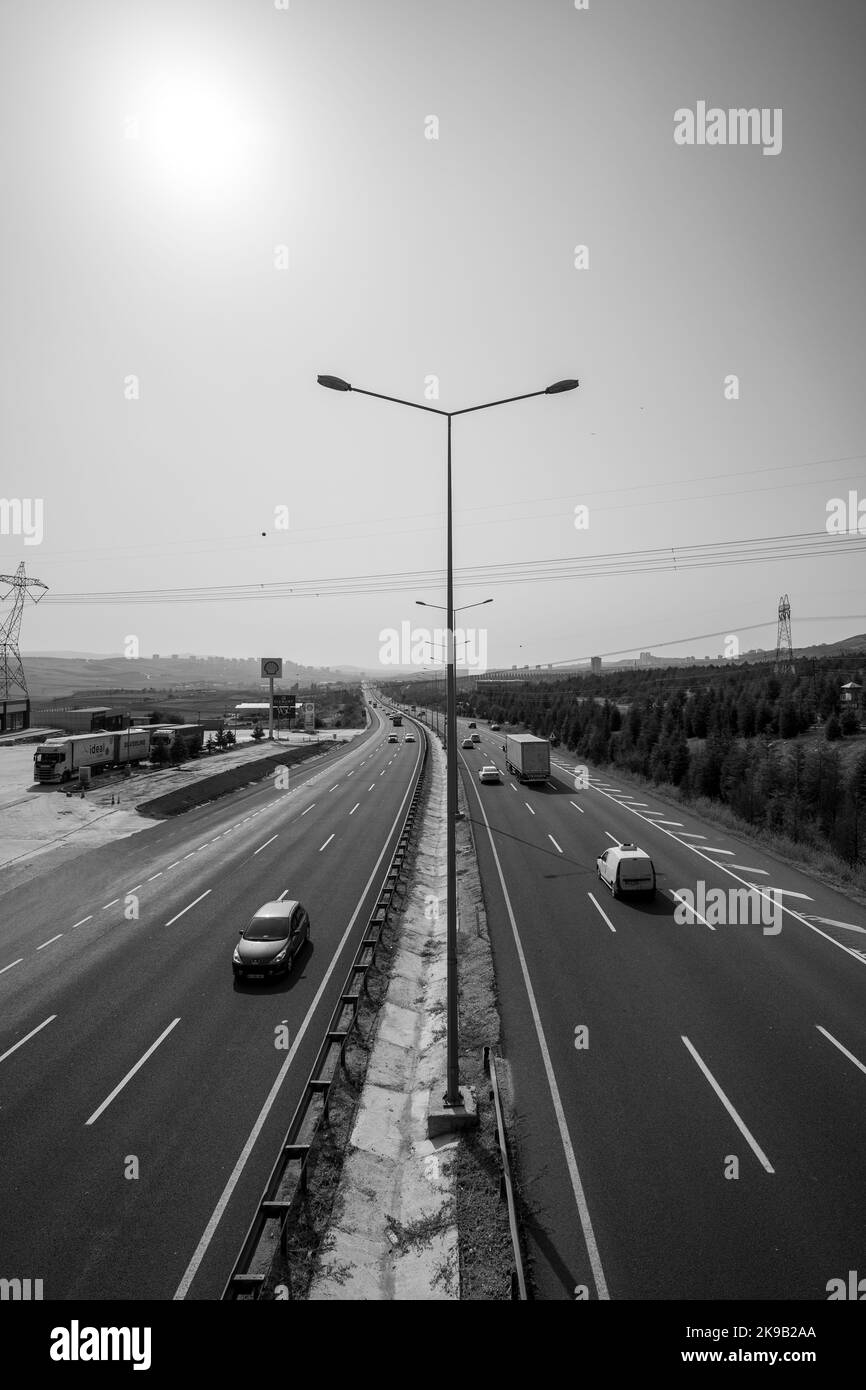 Conduite automobile sur autoroute Banque d'images noir et blanc - Alamy