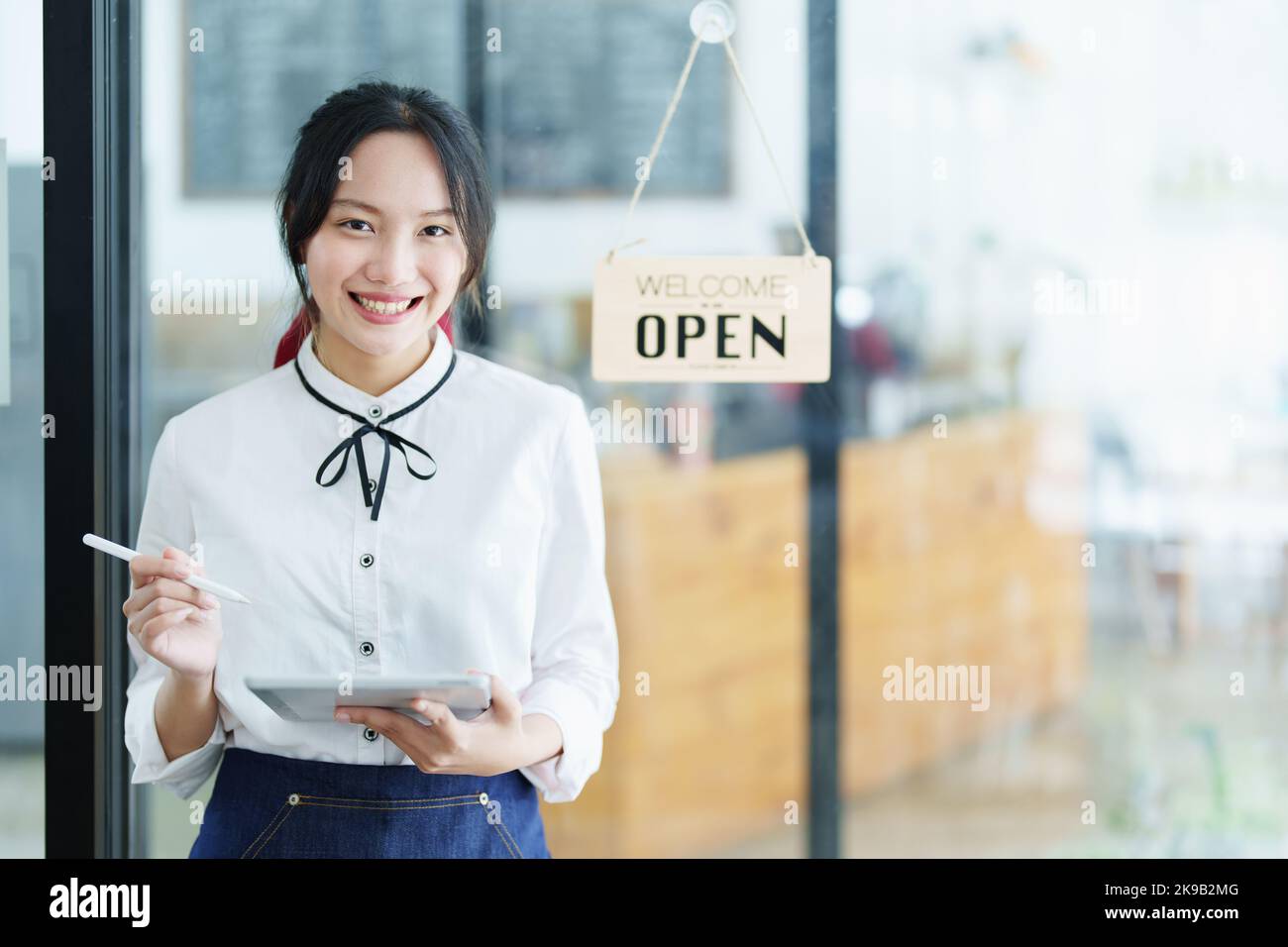 Début et ouverture d'une petite entreprise, une jeune femme asiatique ...