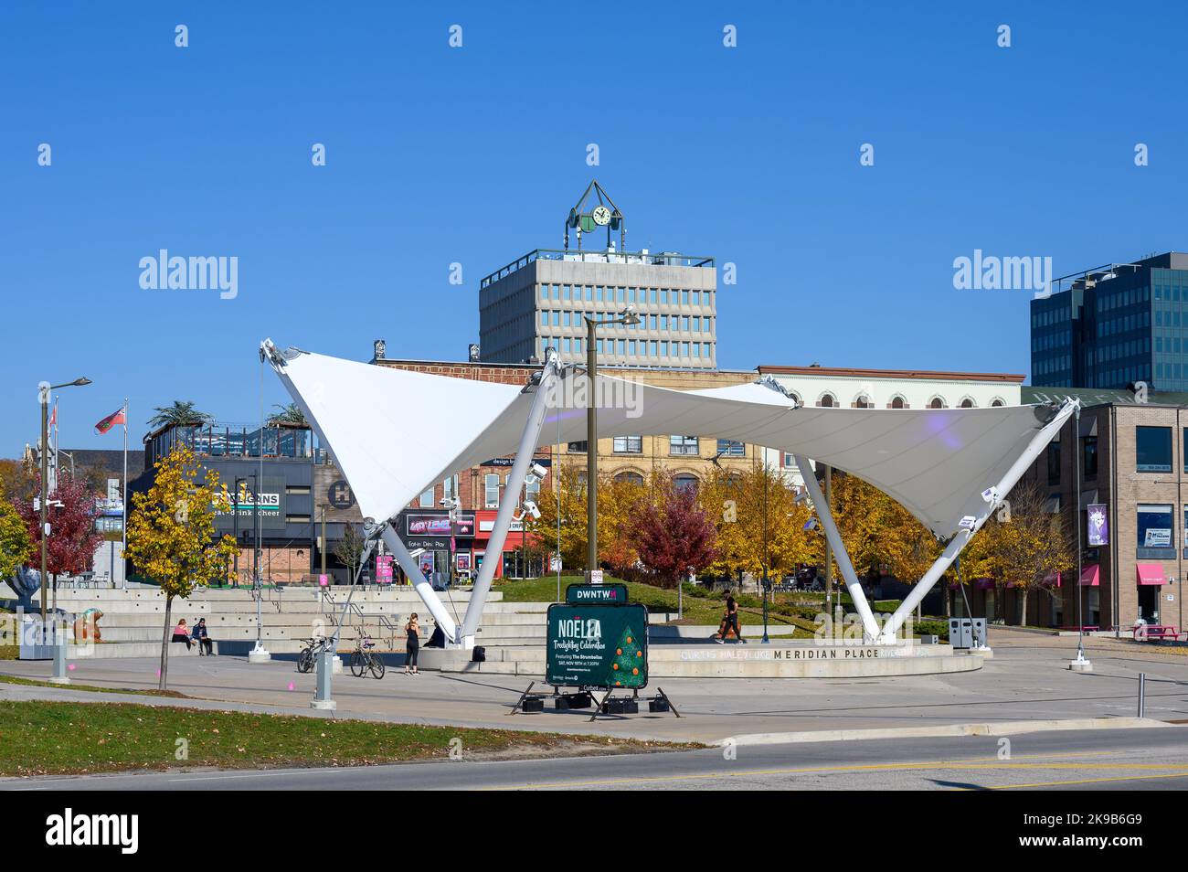 Meridian place. Une place de la ville entre le quartier du centre-ville ...