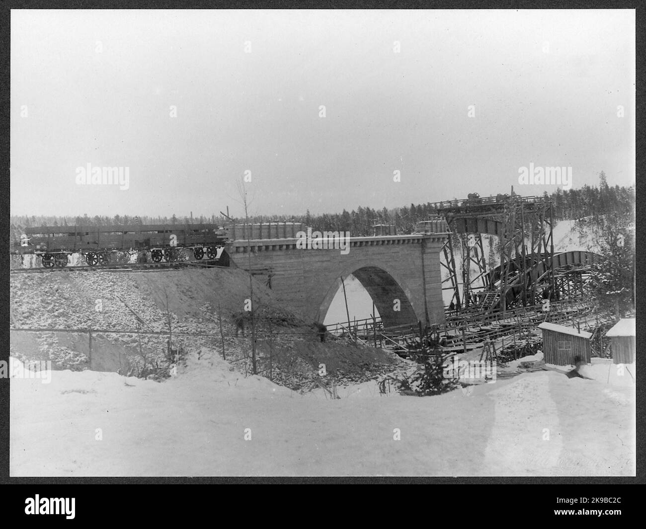 La construction du pont au-dessus de la rivière Pite à Sikfors sur la ...