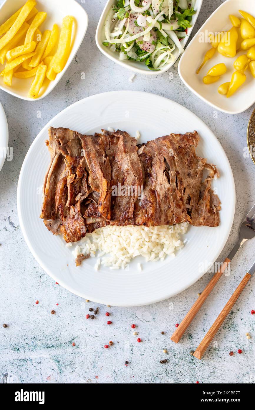 Beignet de viande avec riz sur fond gris. Saveurs traditionnelles ...
