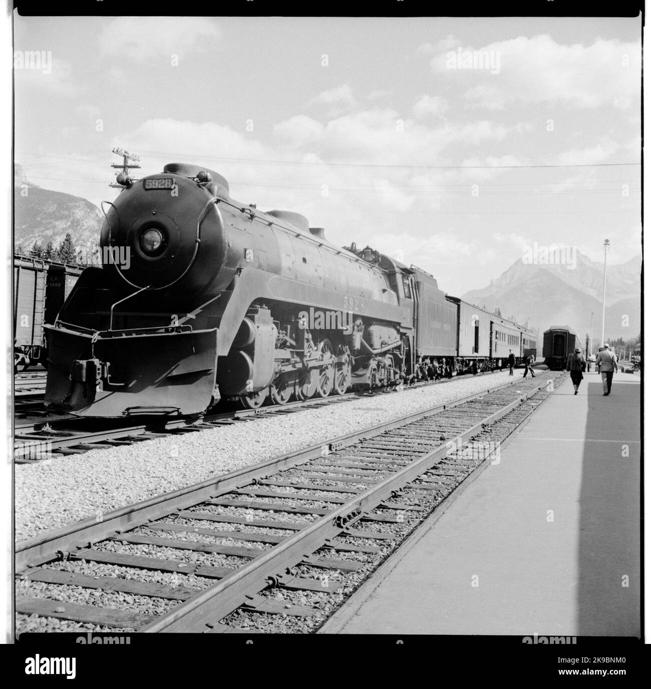 Train de voyageurs à la gare de Banff. Chemin de fer canadien Pacifique ...