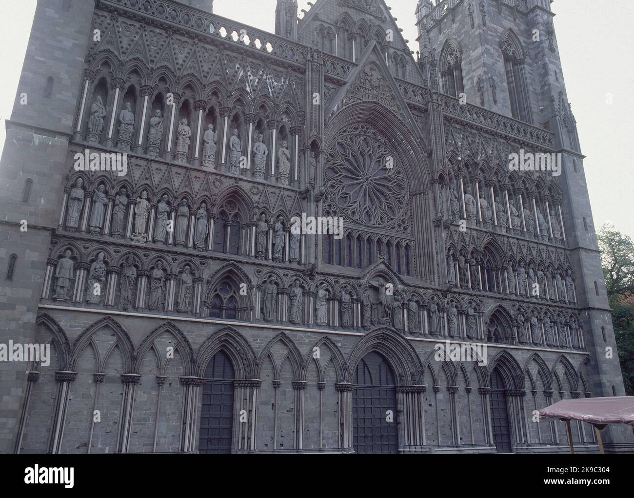 Cattedrale medievale cattedrale gotica medievale Banque de ...