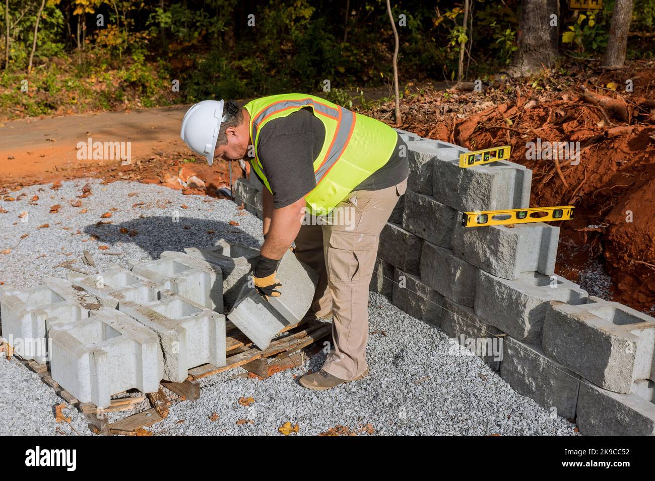 Sur le chantier de construction d'un nouveau mur de retenue de grandes ...