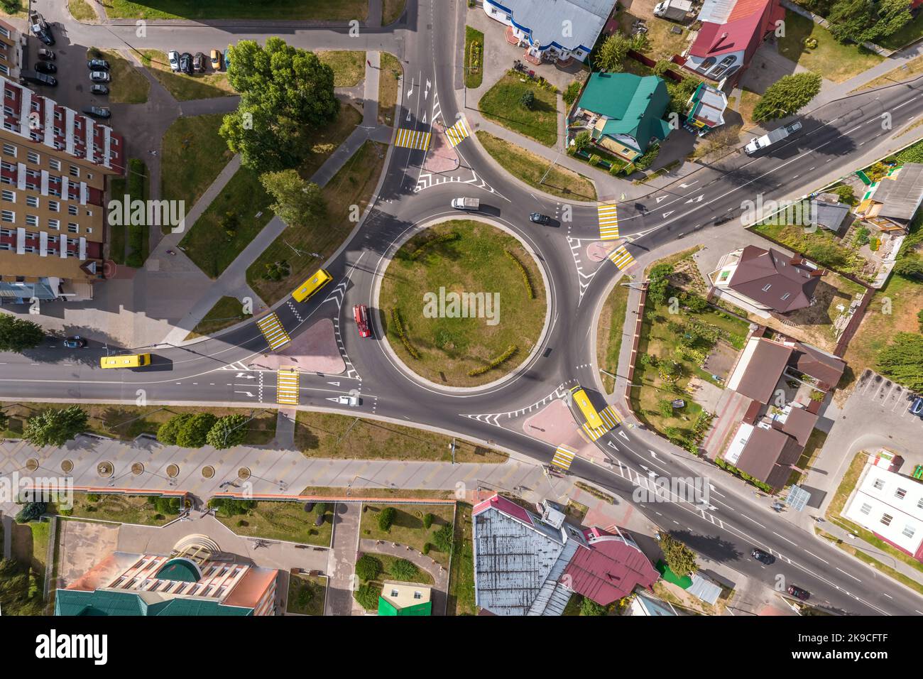 vue aérienne de l'échangeur de route ou de l'intersection d'autoroute ...