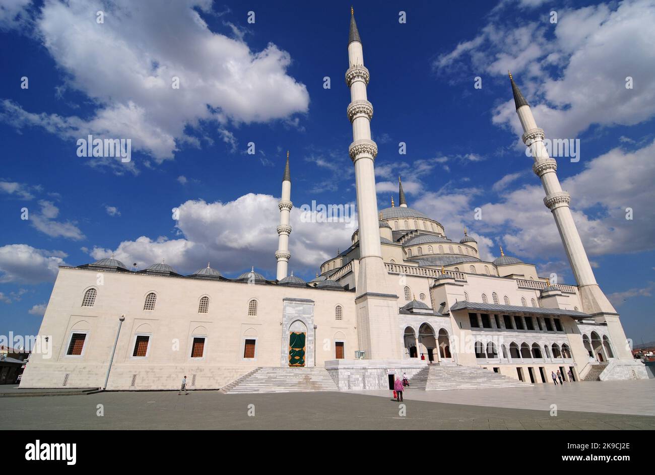 La mosquée Kocatepe d'Ankara, en Turquie, a été construite au 20th siècle. C'est l'une des ...