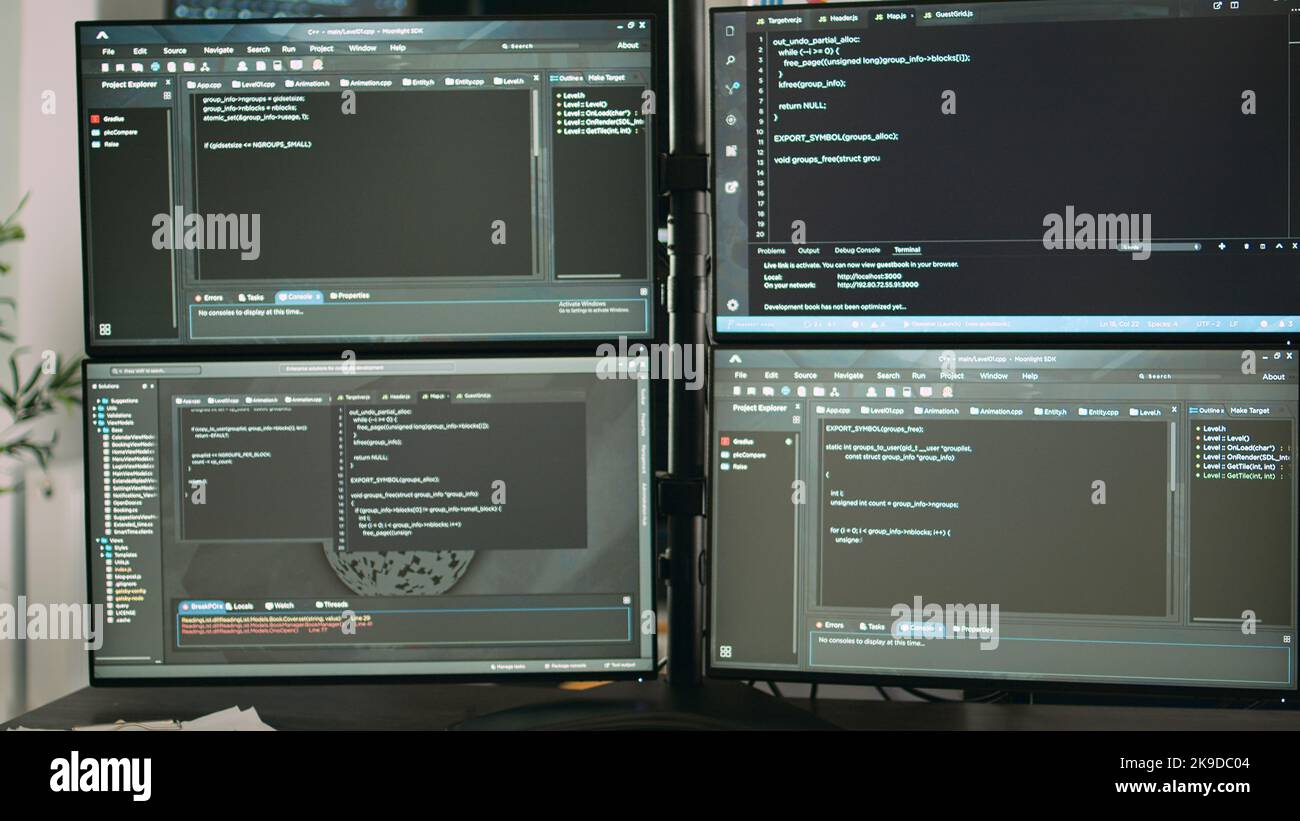 Bureau avec plusieurs moniteurs affichant une fenêtre de terminal et un ...