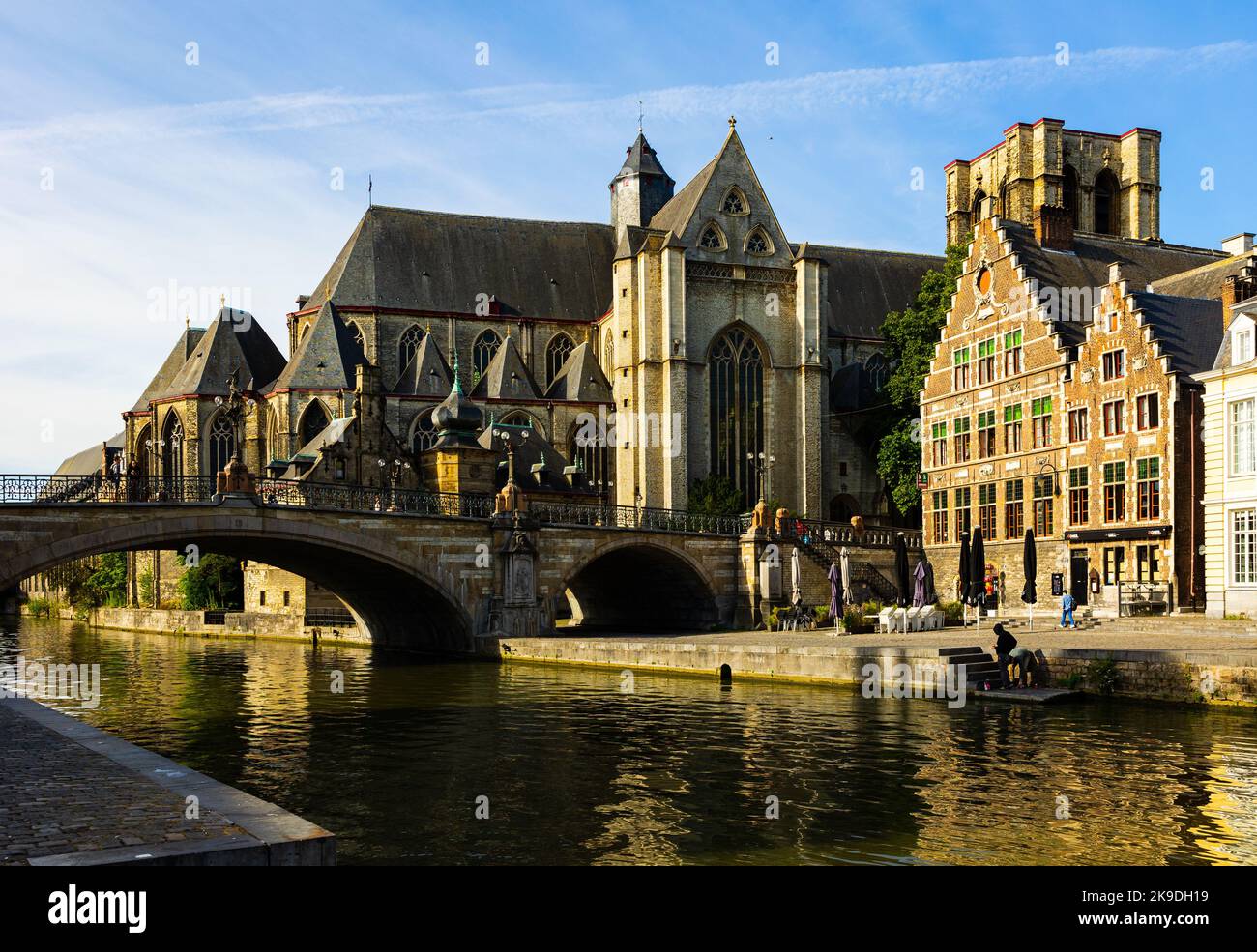 Pont en pierre voûté Sint-Michielsbrug et Église catholique romaine de ...