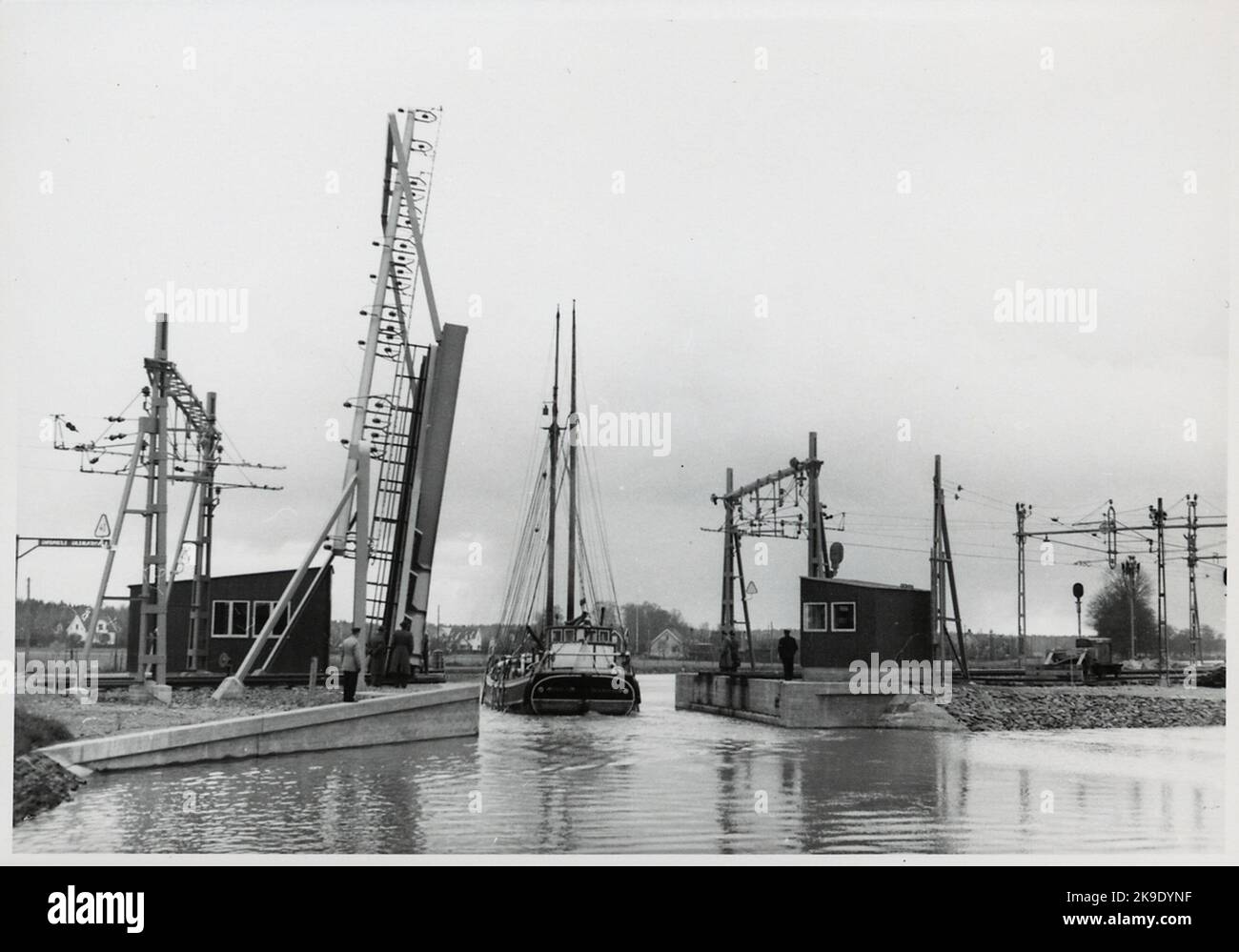 Le nouveau pont ferroviaire à double voie de Töreboda avec le seau à ...